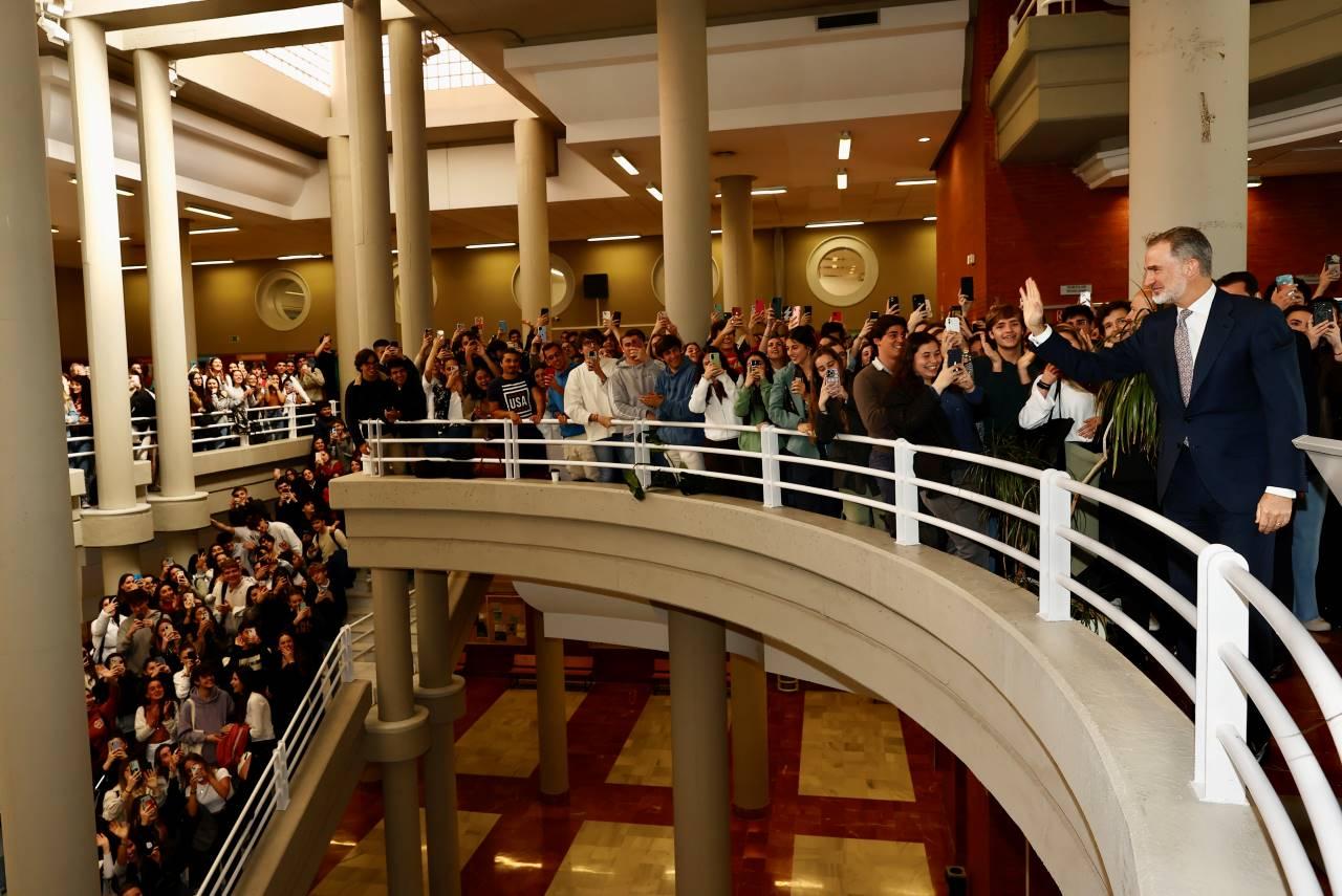 Su Majestad el Rey se reencuentra en la Facultad de Derecho de la UAM con sus profesores y ...